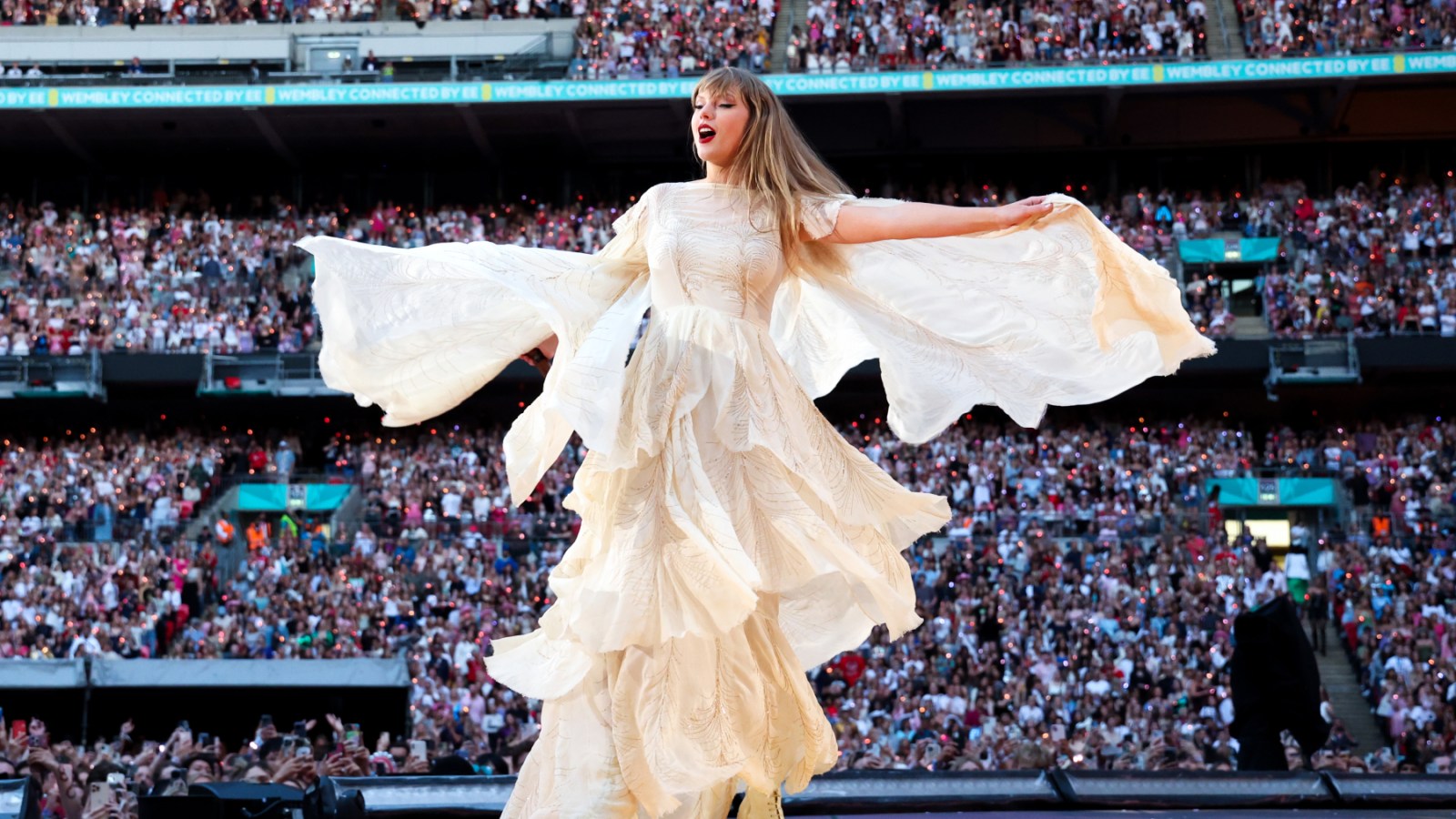 Taylor Swift joins Stevie Nicks and Paramore for a night out in Dublin bar.